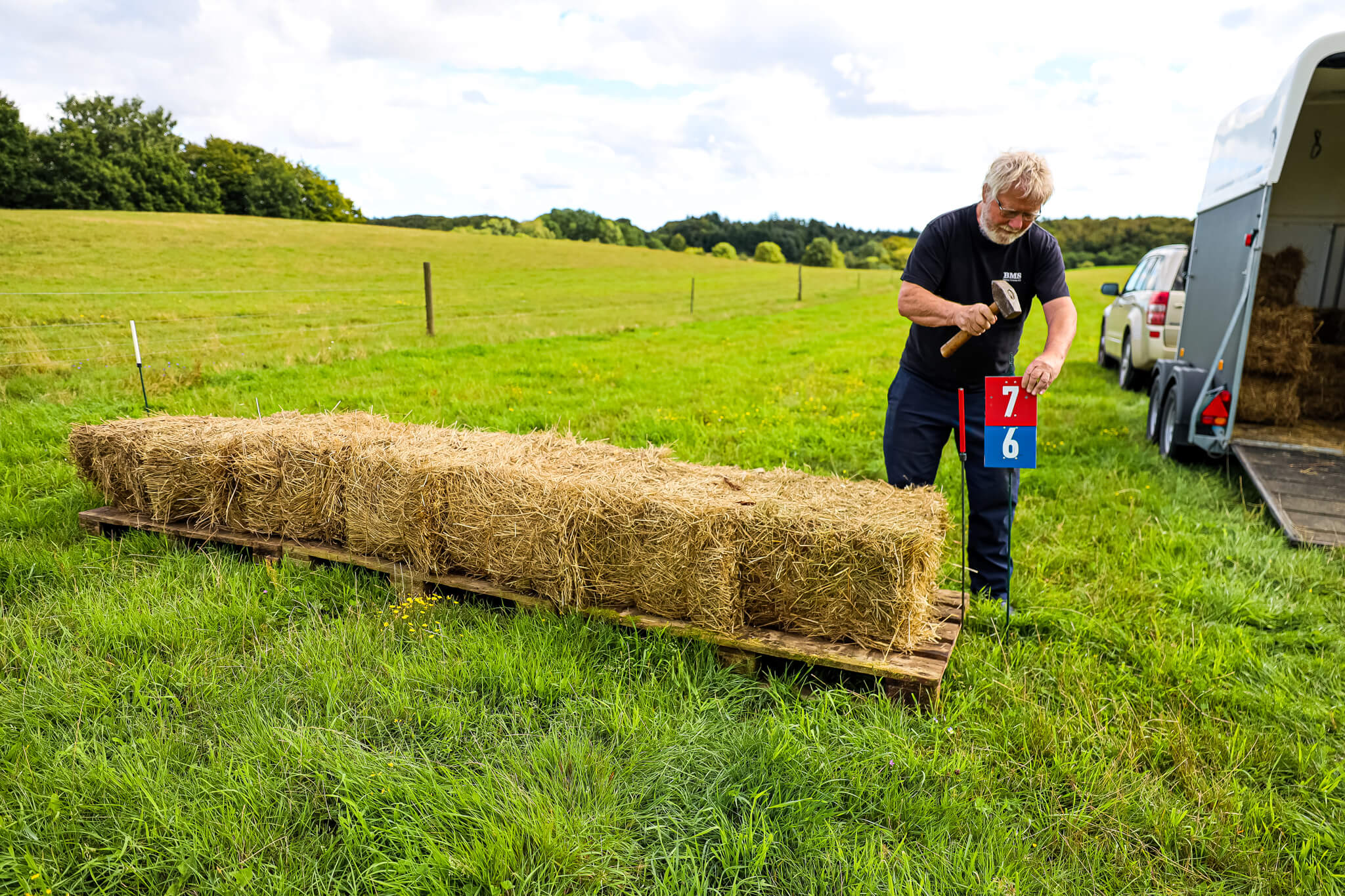 Nogle af springene kan du lave selv: høballer, grøfter og trækævler ...