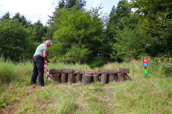 Nogle af springene kan du lave selv: høballer, grøfter og trækævler ...